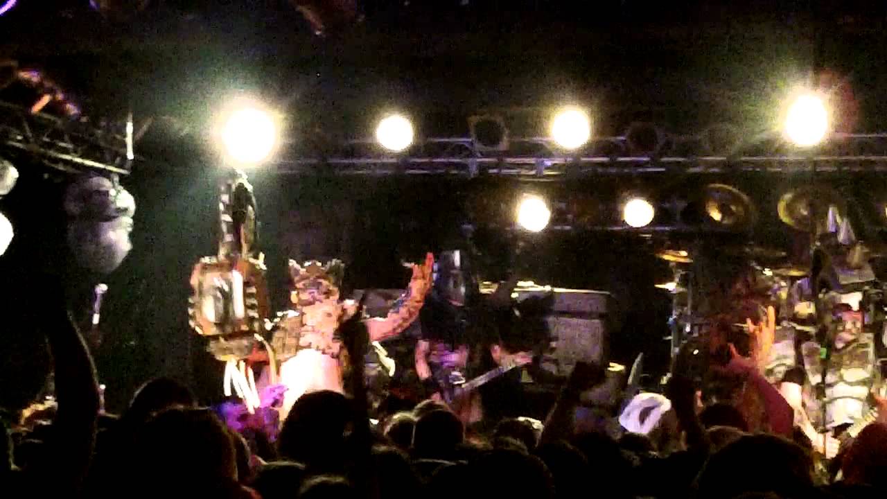 Blood Squirting saw at the Gwar show - YouTube