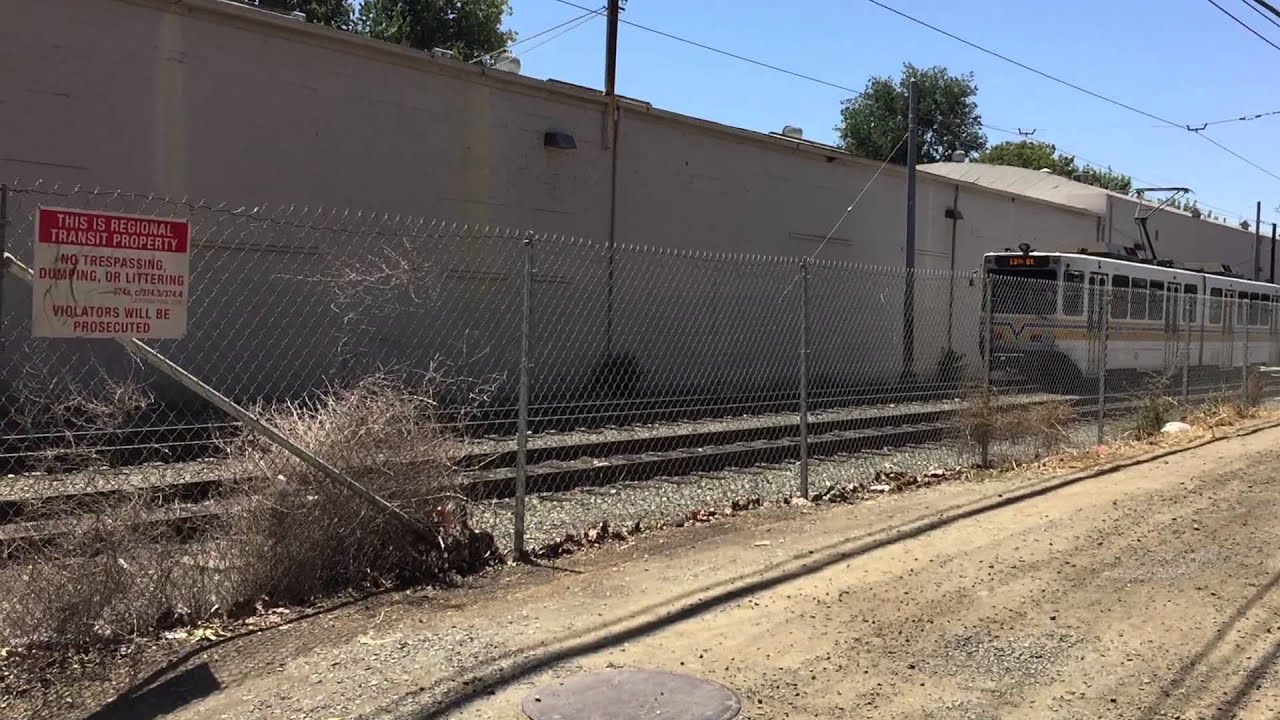Sacramento Light Rail Green Line Train Turn Around - YouTube
