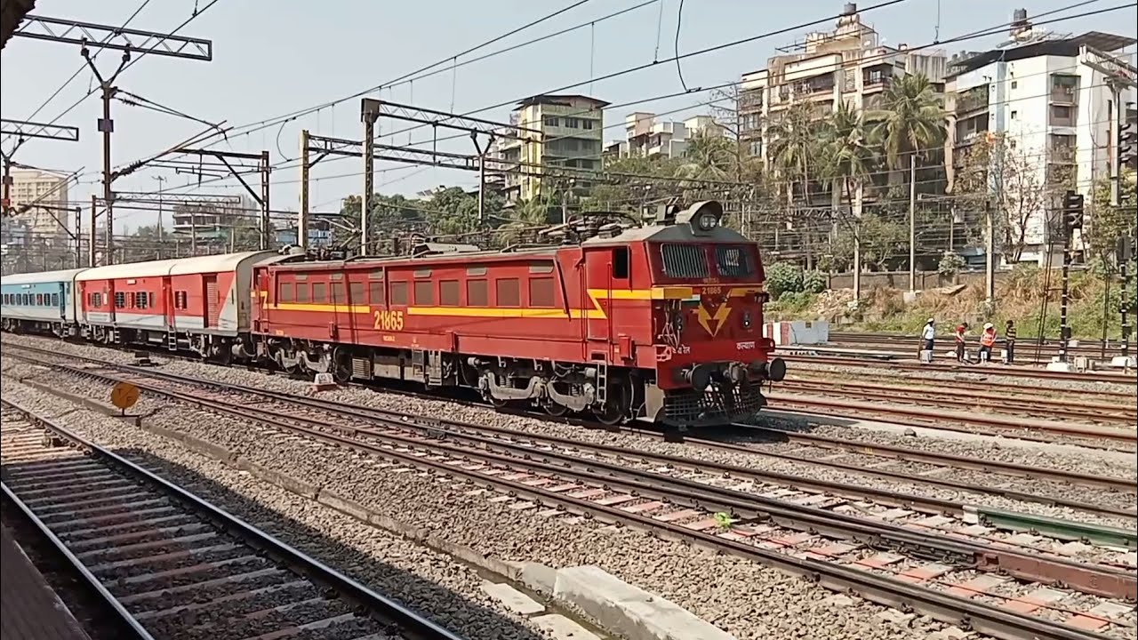 11011 MUMBAI CSMT DHULE EXPRESS WITH WCAM2 ARRIVING AT THANE STATION ...