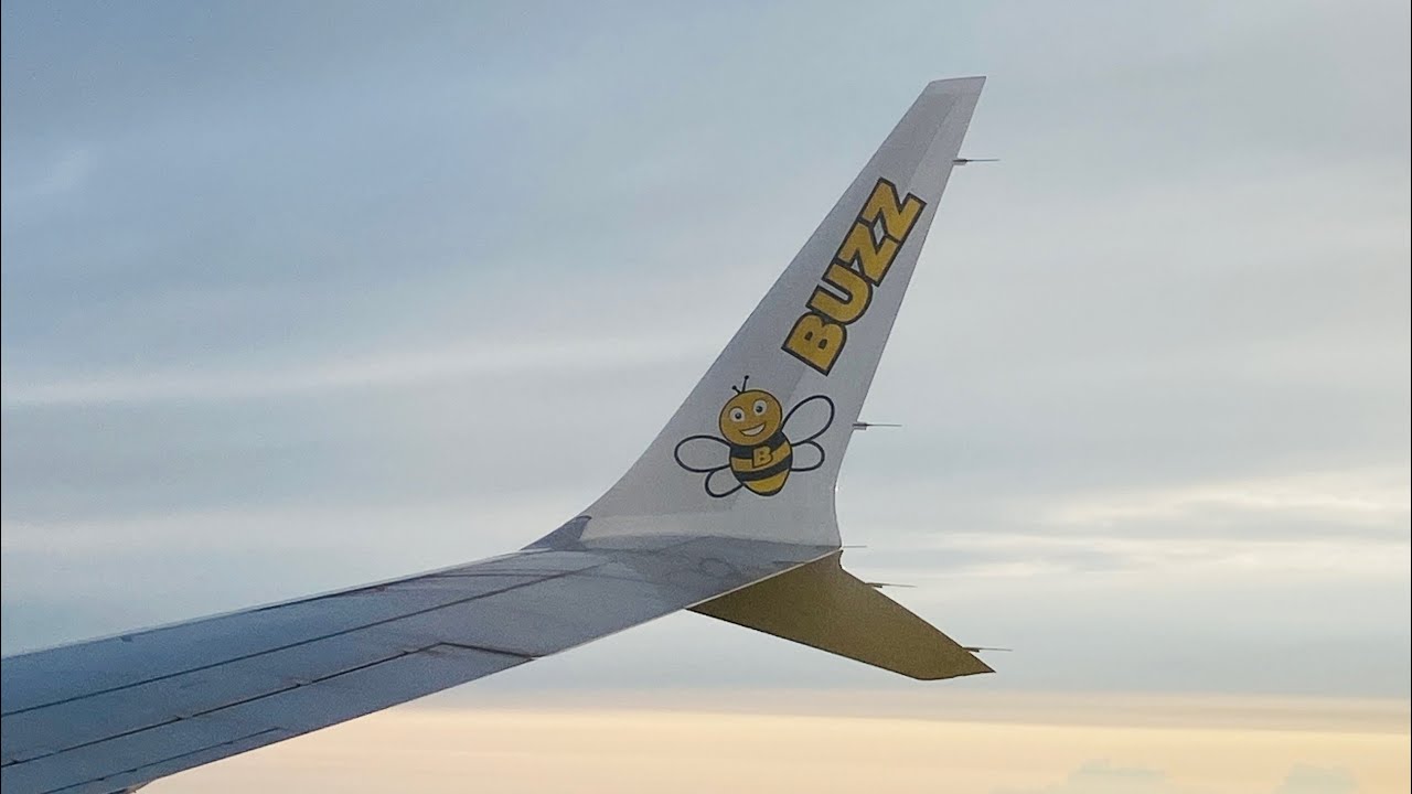 Ryanair (BUZZ) approach to landing in Poznań POZ (Flight from Krakow ...