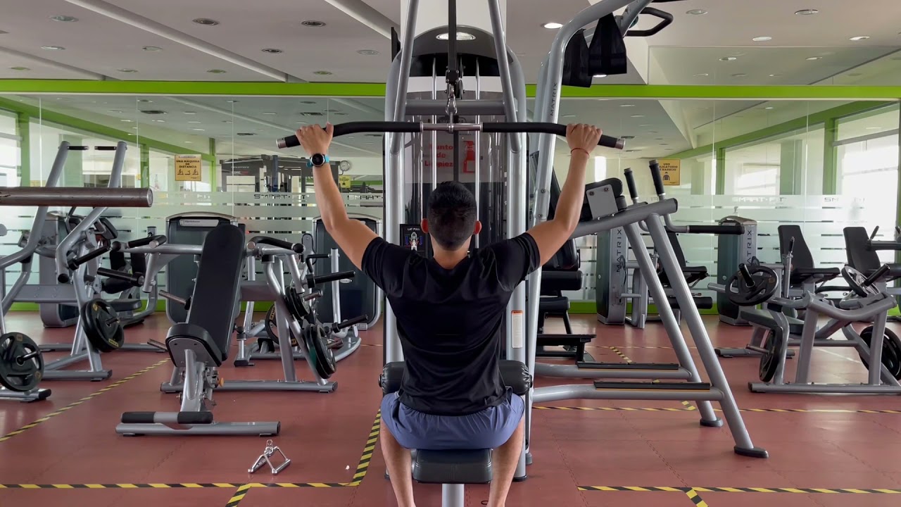 espalda, jalones con barra (lat pull down) - YouTube