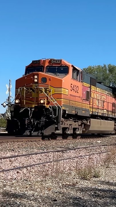 Beautiful RS3L horn on very fast BNSF Autorack train!! #bnsftrains #bnsfrailway #bnsf - YouTube