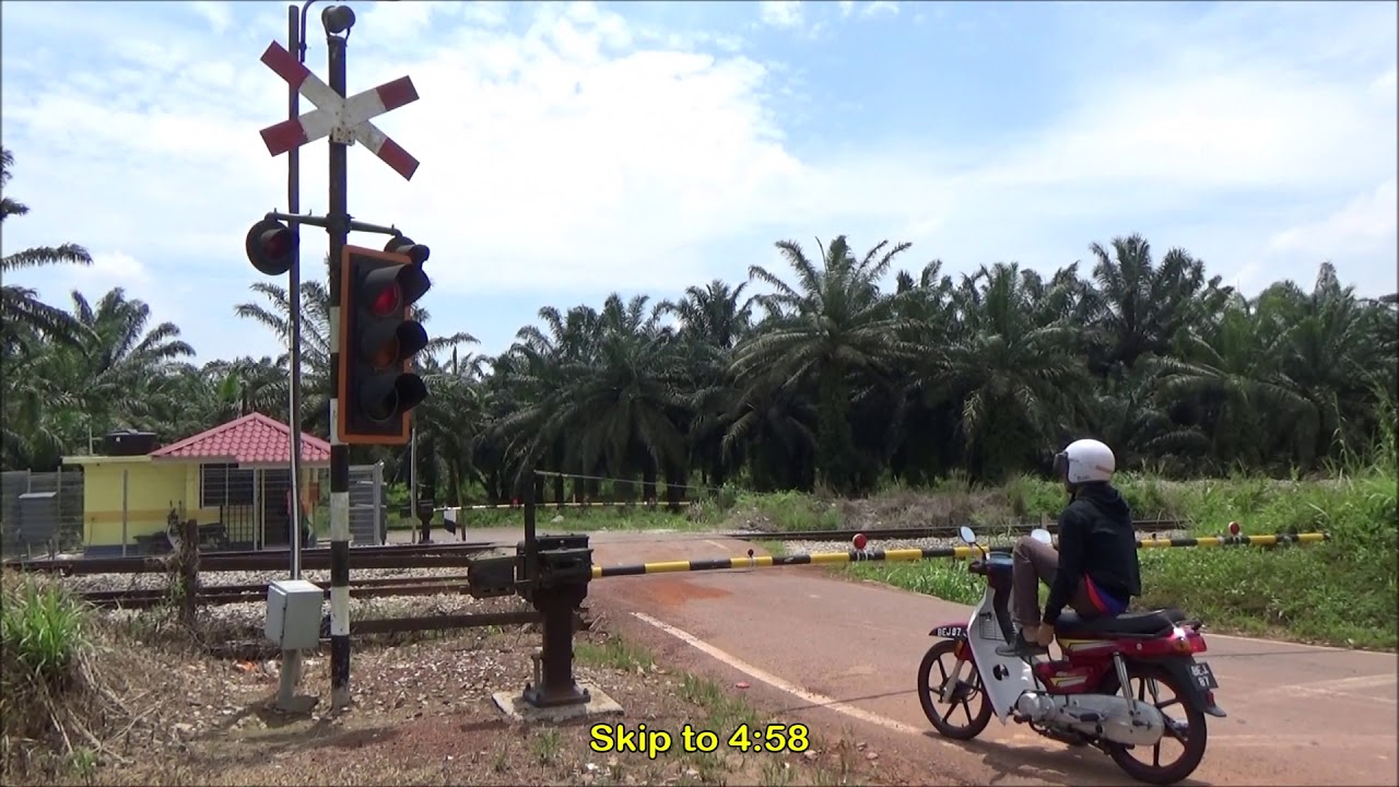(31/7/2018) Genuang Railway Crossing - YouTube
