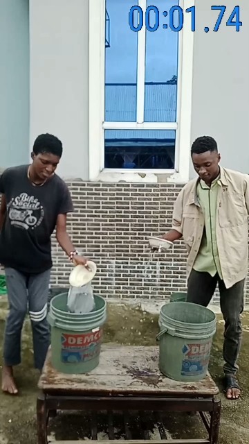 Are we twins? First to fill the bucket wins!🪣 #shorts - YouTube