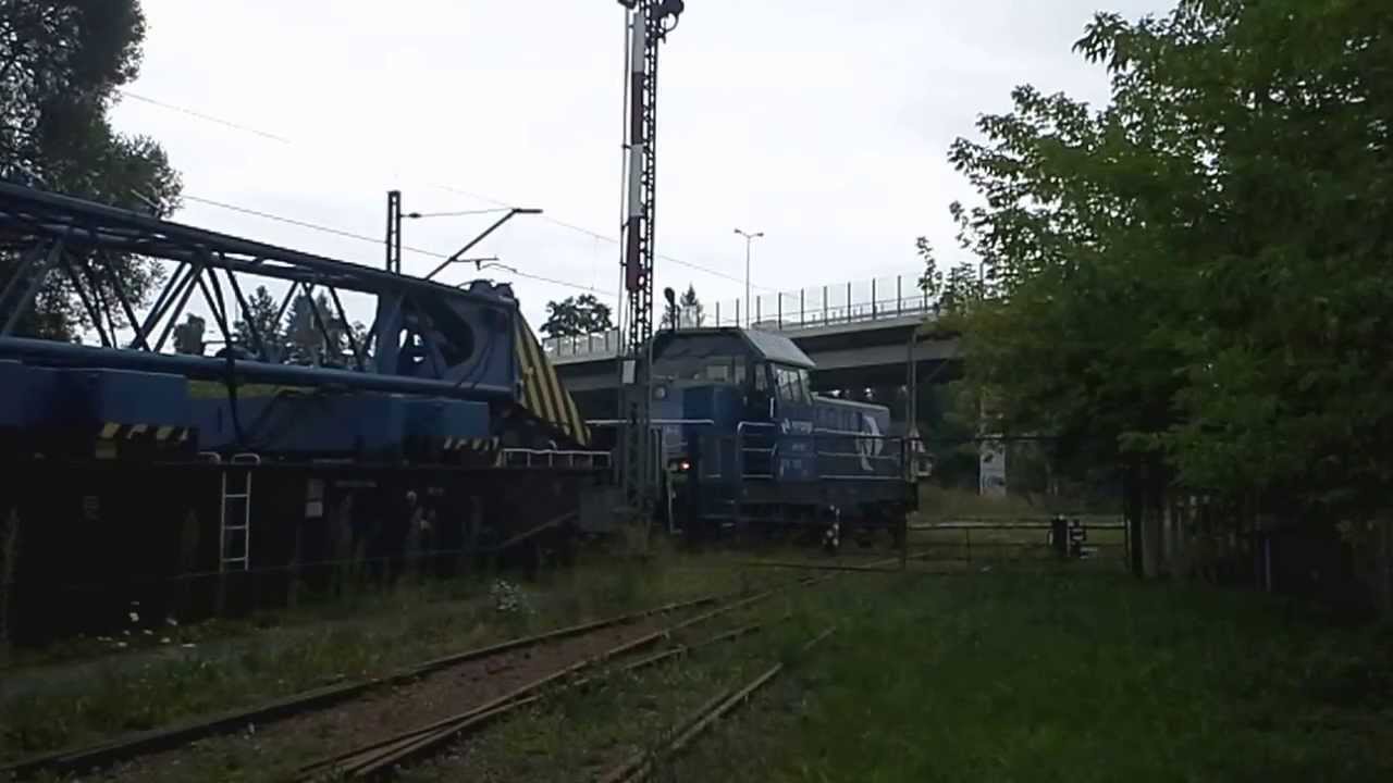 PKP Cargo Eisenbahndrehkran EDK 1000/2 wird aus Museum gezogen - YouTube