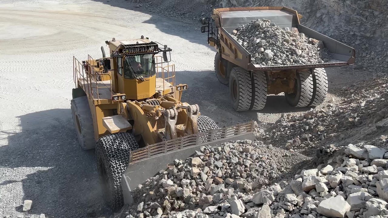 Caterpillar 992C Wheel Loader Loading Caterpillar 777F Dumpers ...