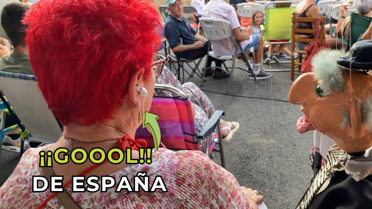 me parto de risa con la señora escuchando el fútbol - YouTube