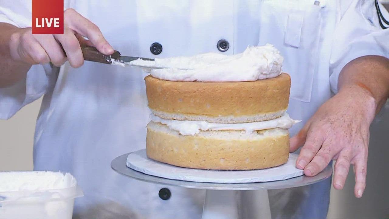 Iowa State Fair: Learning how to decorate a cake - YouTube