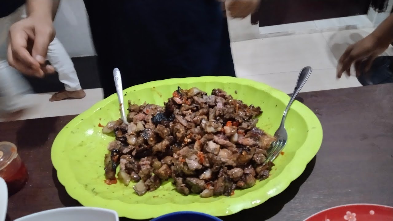 Bakar bakar sate daging babi hutan atau sate daging celeng - YouTube