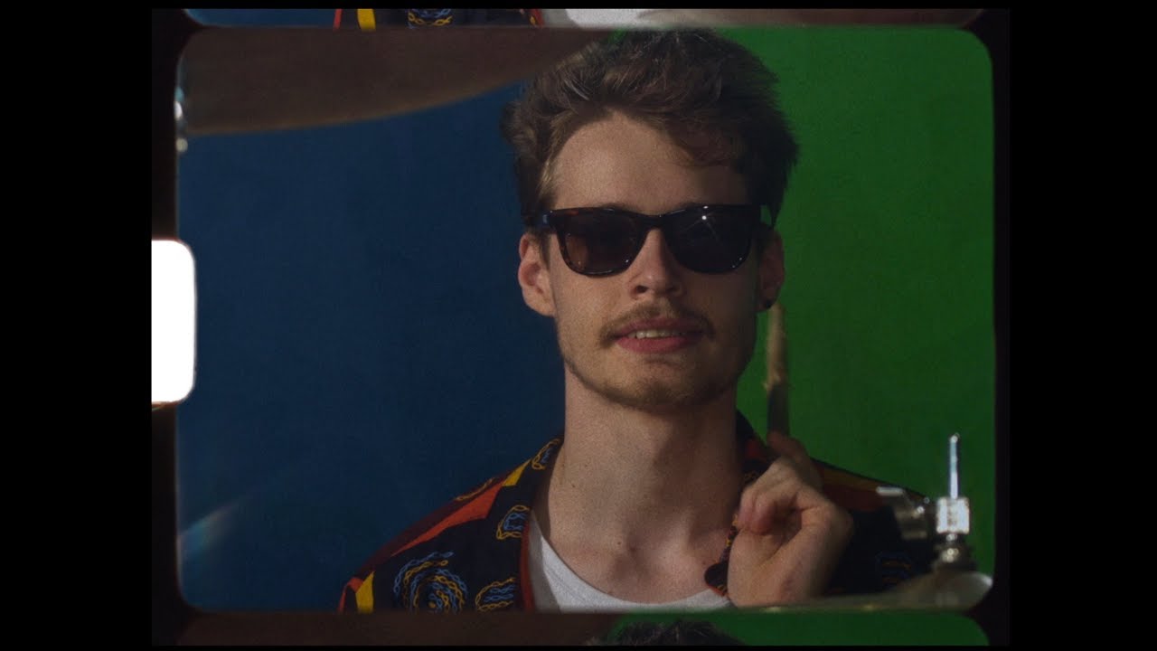 O Grilo - Serenata Existencialista (Clipe Oficial) - YouTube Music