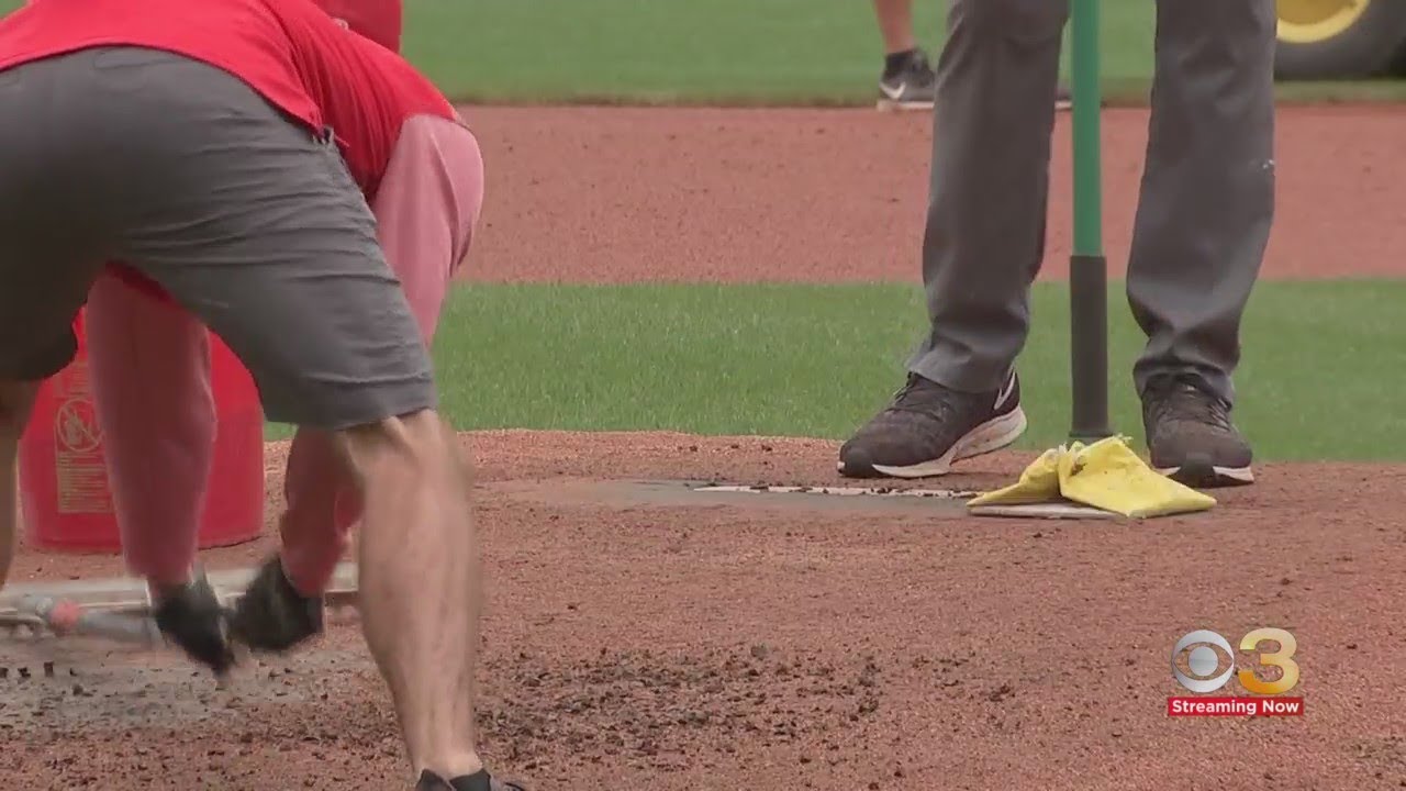 Phillies grounds crew contributes to the Fightins' win - YouTube