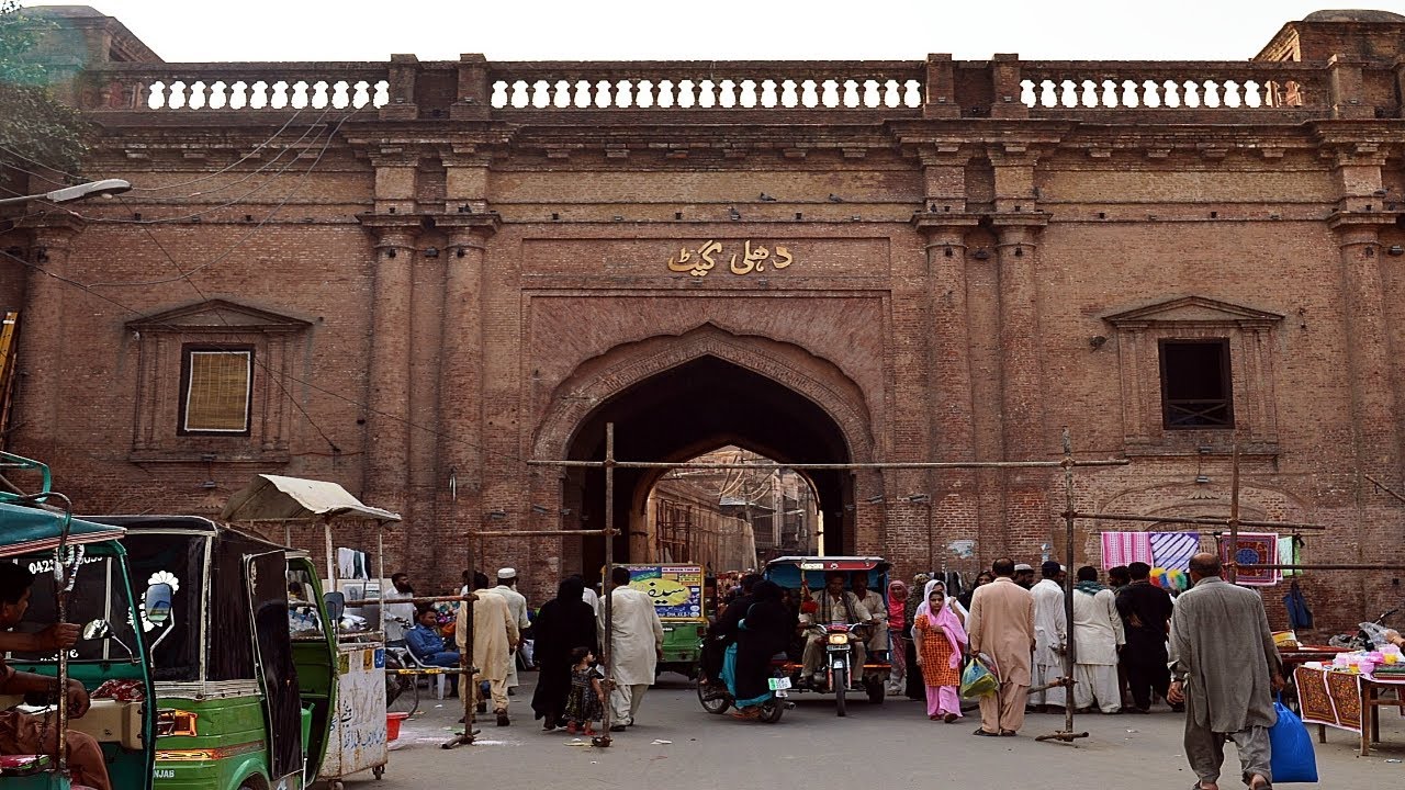 Dehli Gate Akbari Mandi Mochi Gate To Urdu Bazar || Andaron Lahore Bike ...