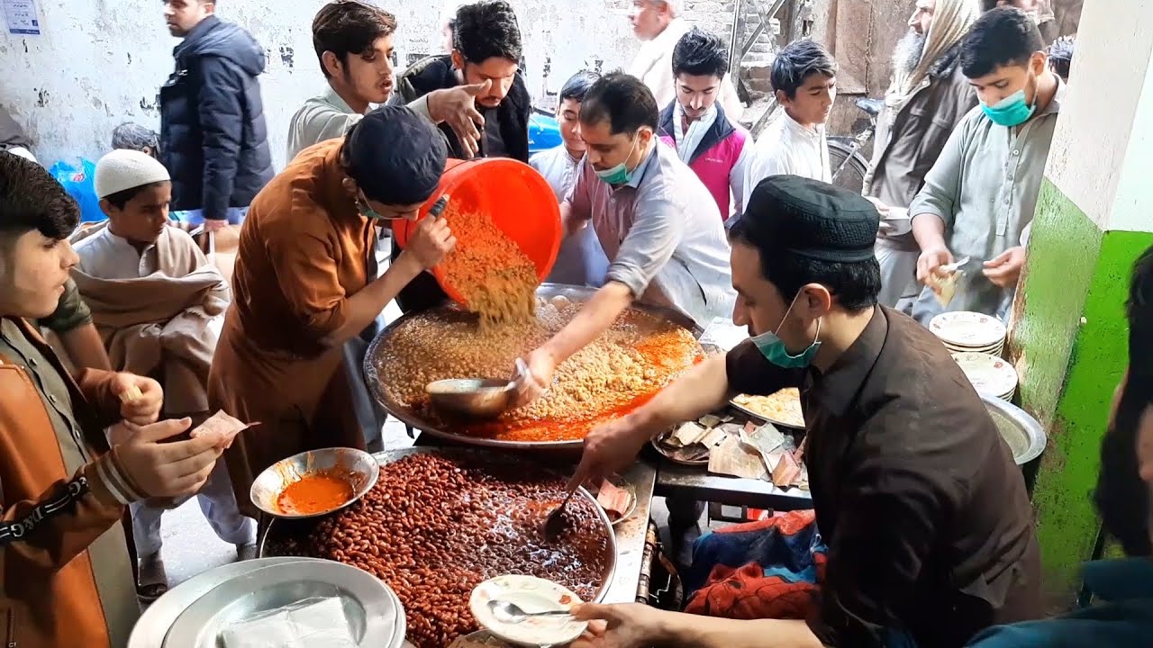 Street Food Peshawar | Peshawar Famous Lobia & kachalo | People crazy ...