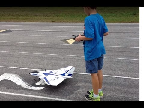 Delta Ray RC plane flown by Major Connor - YouTube