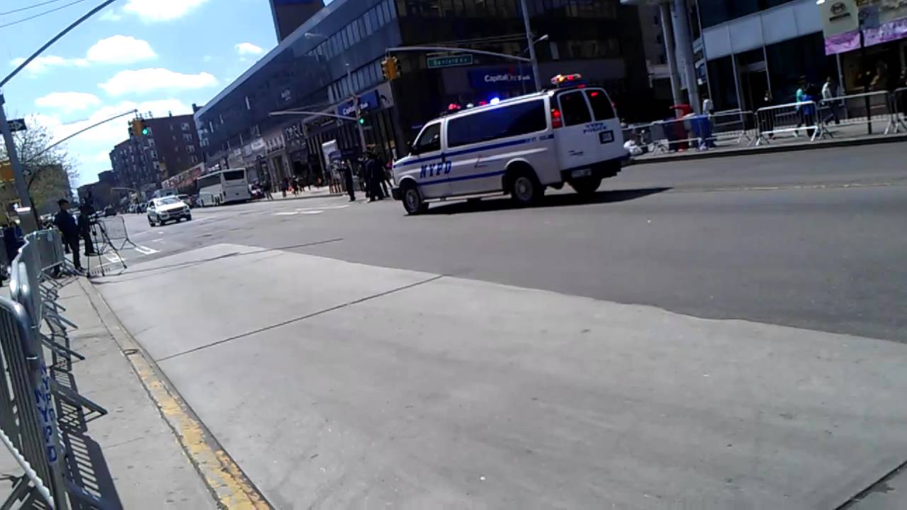 NYPD van responding with air horn - YouTube