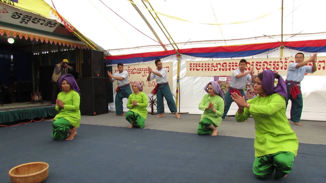 Robam Kroma (Scarf Dance) Khmer New Years 2015 - YouTube