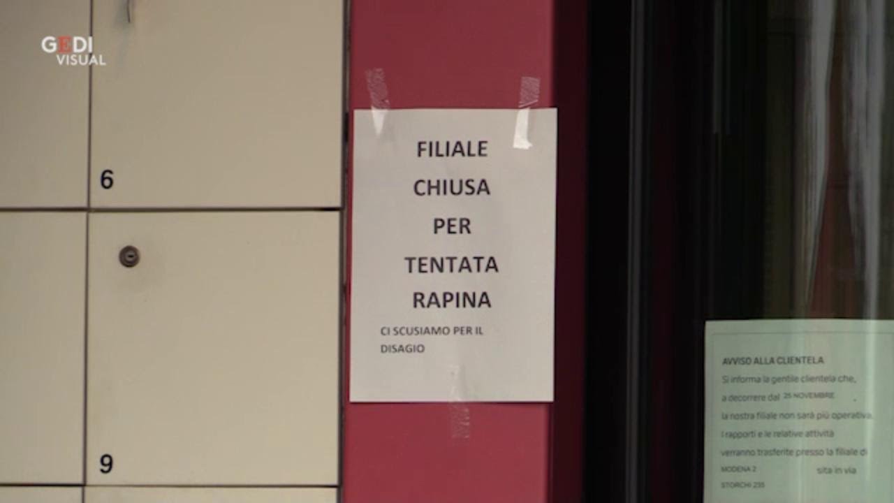 Modena, spaccata alla Credem di via Emilia ovest - YouTube