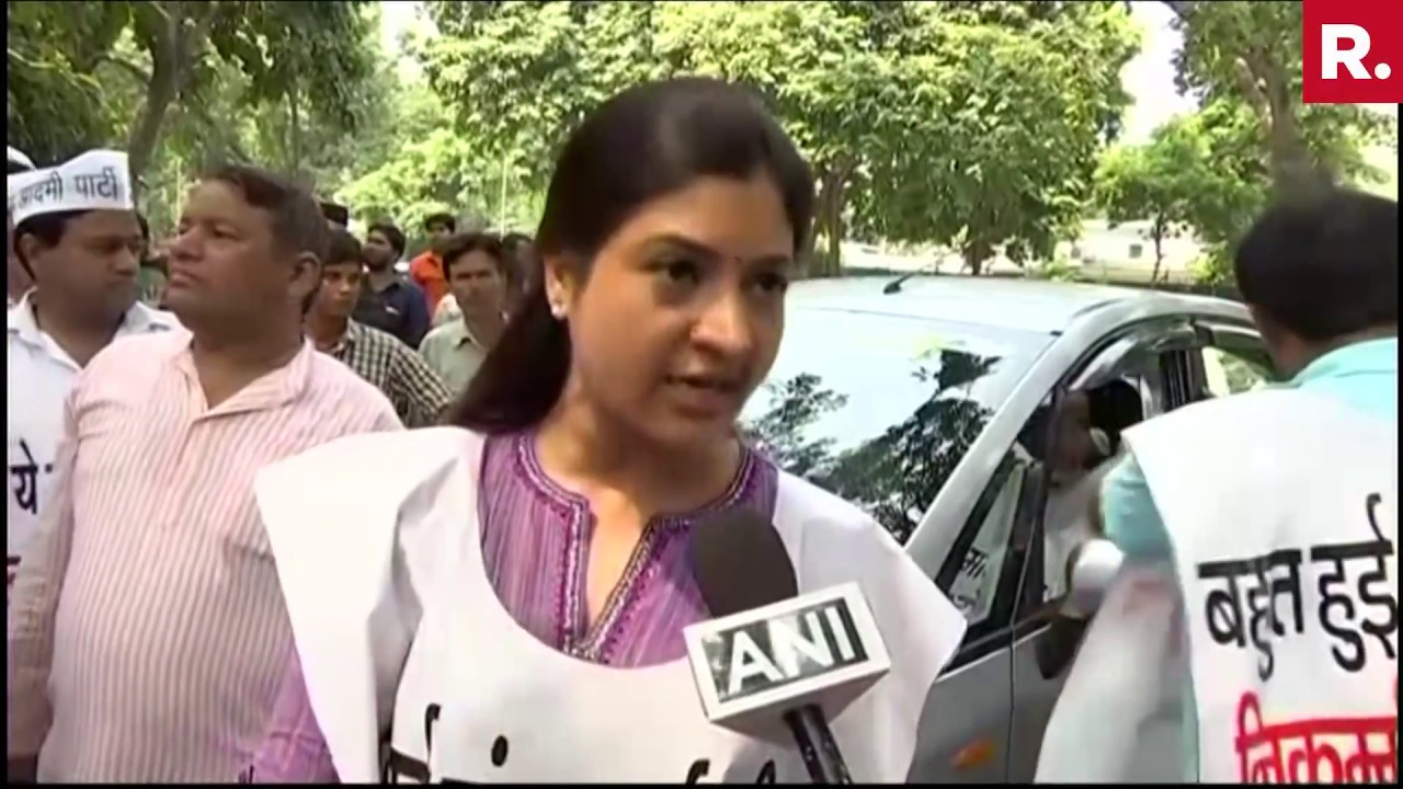 AAP MLAs Protest In Front Of Shastri Bhavan - YouTube