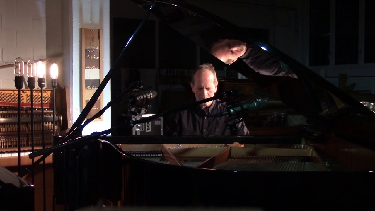 Musikalisches Adventsfenster - 2. Advent - David Plüss - YouTube