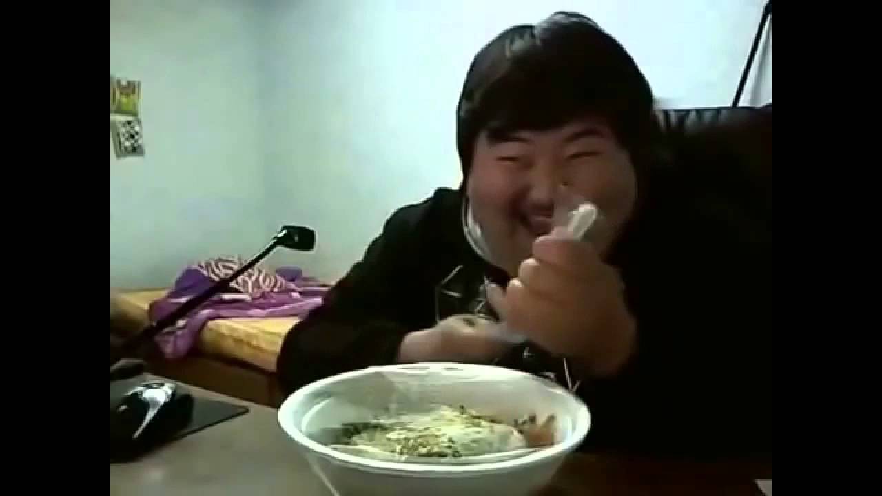 Un gros coréen se marre en mangeant - YouTube