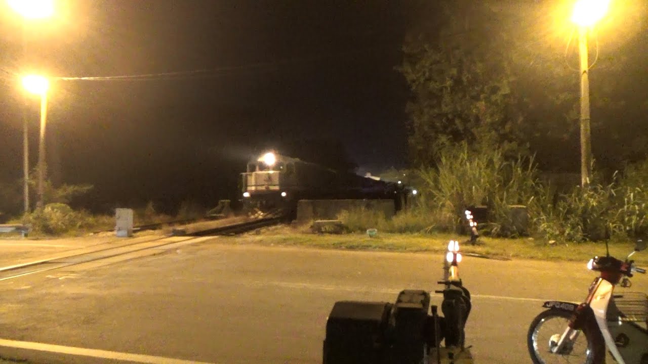 (16/11/2022) Tren Ekspres Rakyat Timuran 26nk di Gemas - YouTube