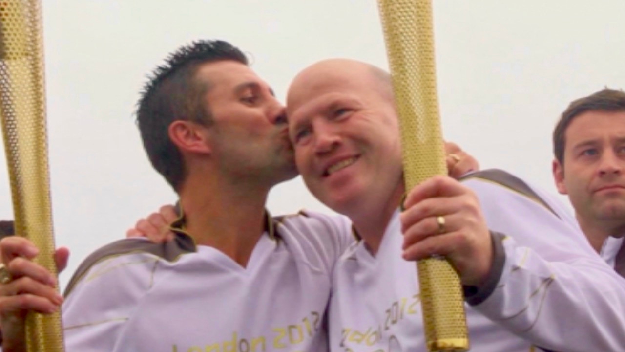 Olympic Torch Crosses Irish Border - YouTube