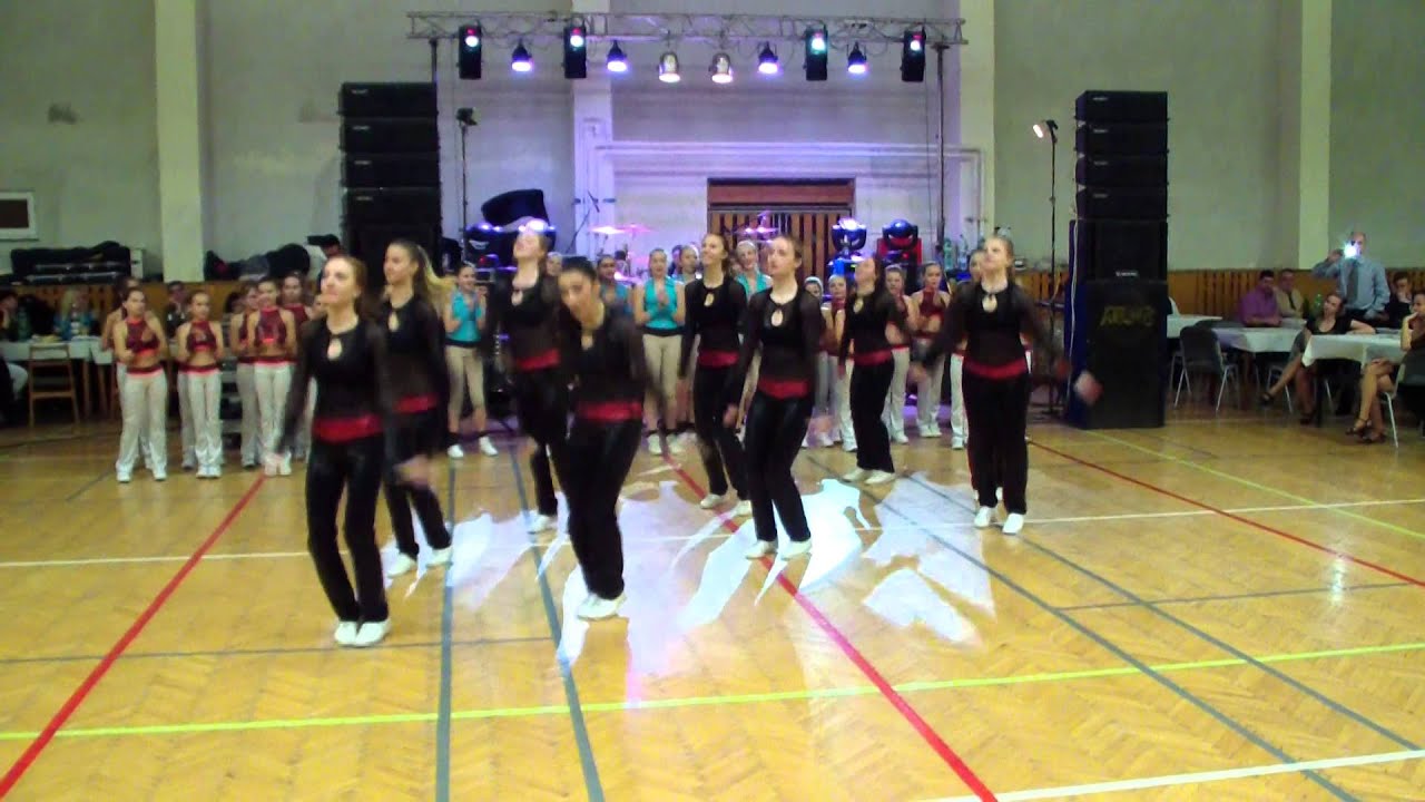 Vystoupení DDM Pastelka - Ples hokejistů 2015 - YouTube