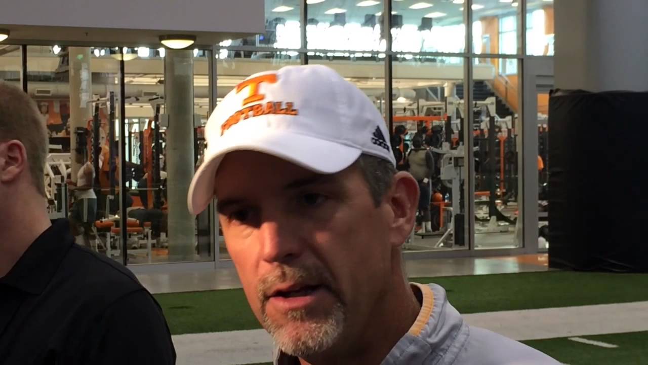 Don Mahoney discusses competition on UT offensive line - YouTube