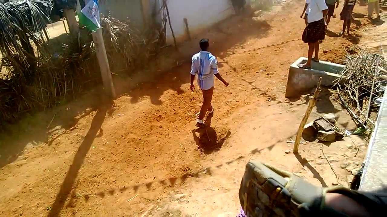 Guy try to catch a bull - YouTube