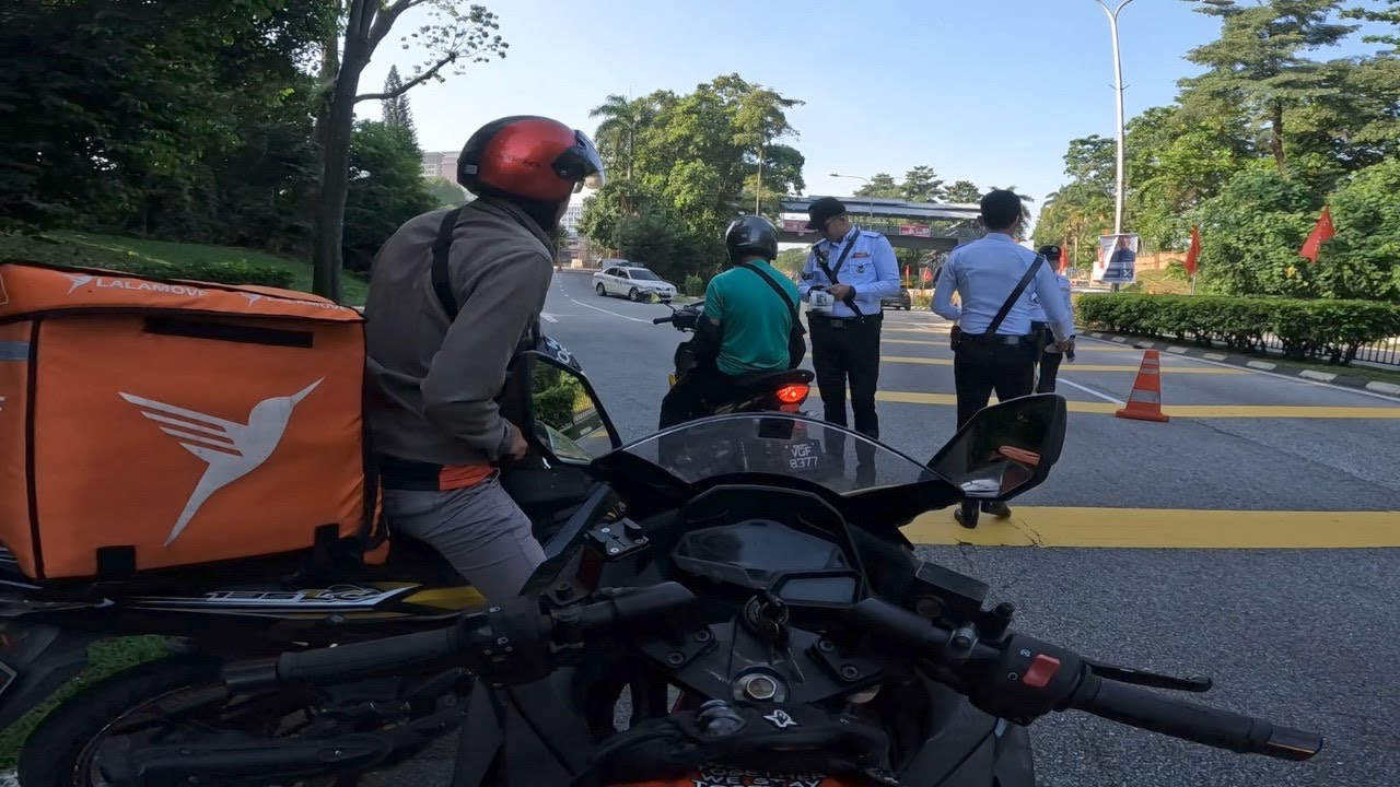 [Zhamizu Motovlog] Roadblock, Jalan Tak Rata, Cuci Visor Helmet ...
