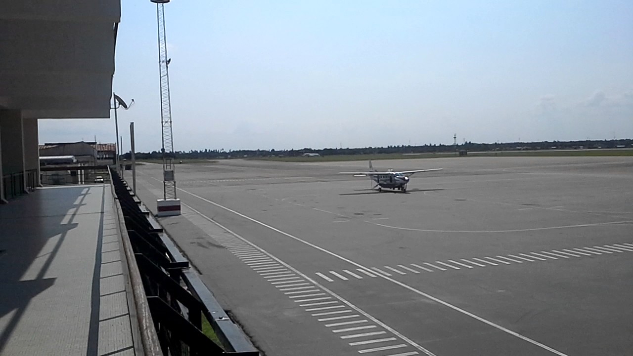 L.A.M at beira airport - YouTube