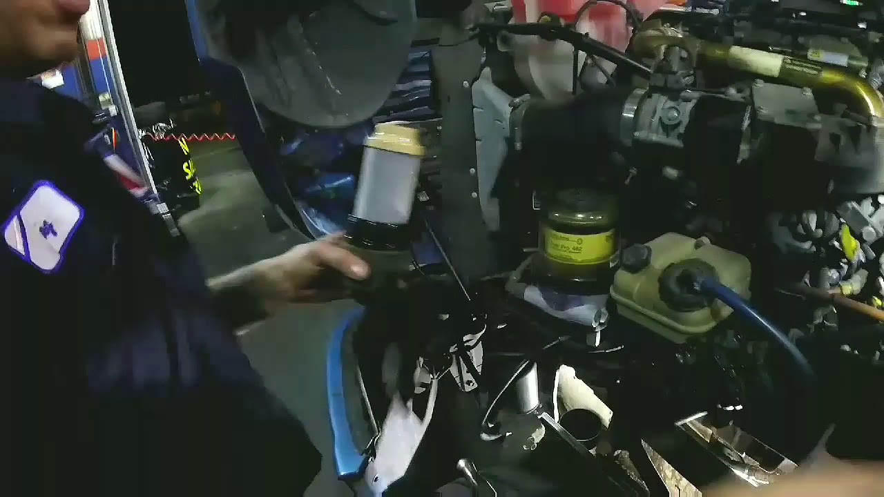 DETROIT (((DD15))) engine OIL CHANGE / Дальнобой по США/Андрей Губеня ...