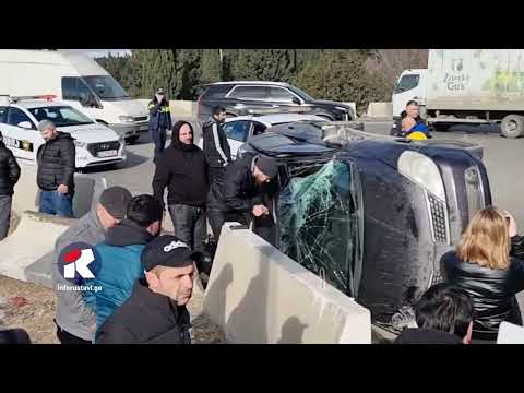 შეჯახების შემდეგ ავტომობილი გადაყირავდა