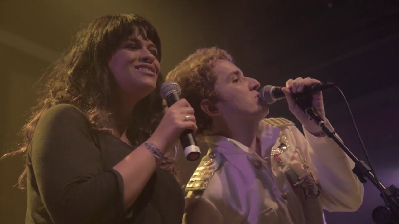 Zé Pi e Tulipa Ruiz cantam "Só Sei Dançar Com Você" no Sesc Pompéia ...