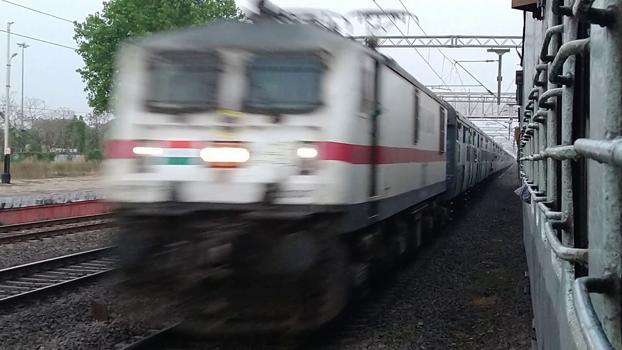 Ratnachal SF Express in Agressive Speed Crossing - YouTube