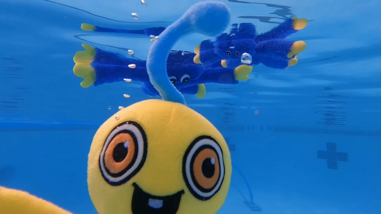 Huggy Friends Hop The Community Pool Fence To Go Swimming! - YouTube