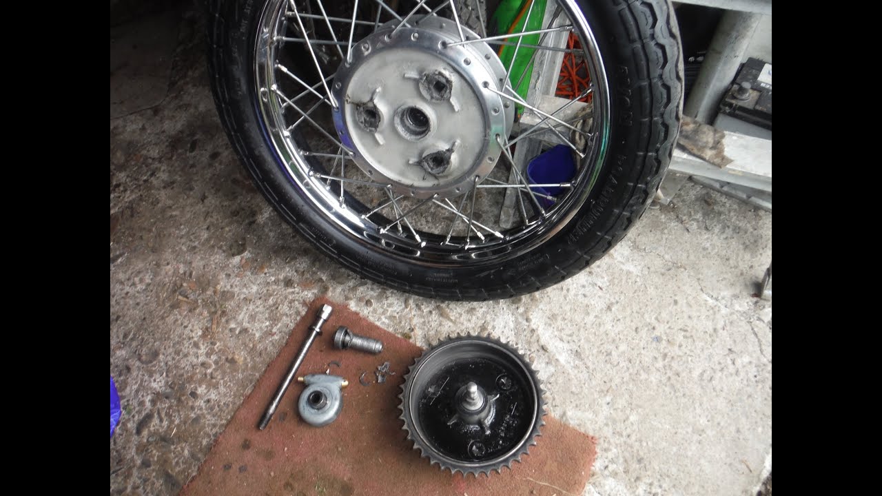 Norton Commando rear wheel nasties discovered! - YouTube