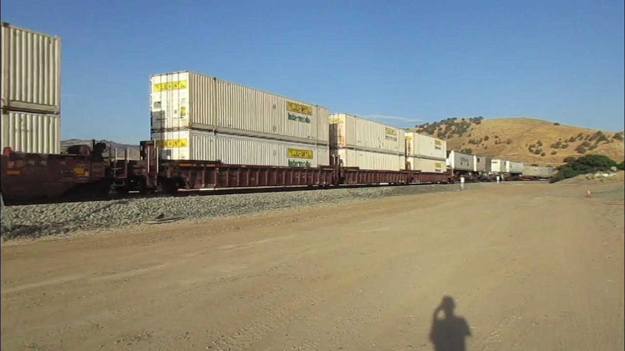 BNSF intermodal train through the Tehachapi pass part 3: Bealville, CA - YouTube