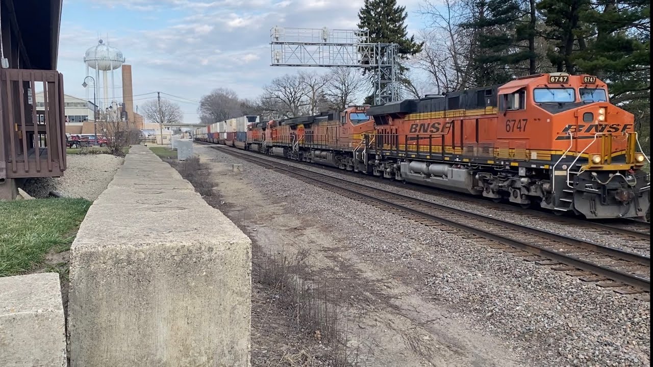 Train Park Day part 9! BNSF Intermodal Train zips across the Diamond! 3 ...