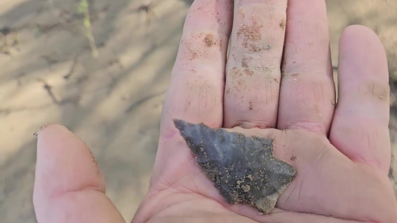Arrowhead hunting along the White River and Ohio River in Indiana - YouTube