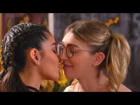 Lesbian Kissing 967
