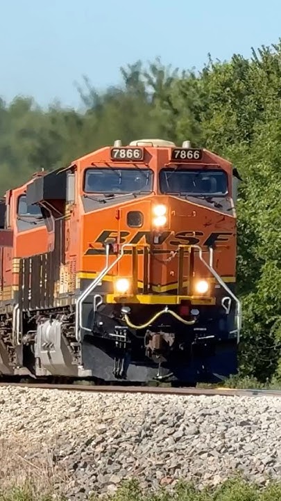 Flying 65-70 mph BNSF Z train!! #train #bnsfrailway #bnsftrains #bnsf - YouTube
