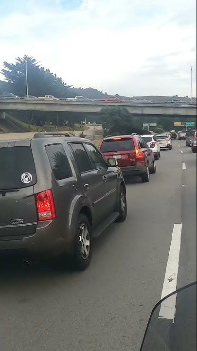 CanAm Spyder splits lanes in highway 1 in Pacifica traffic jam - YouTube