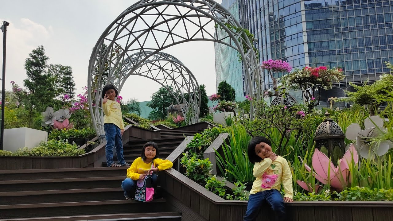 Jalan jalan ke PIM 3 ada taman di rooftop ada playground gratis juga ...