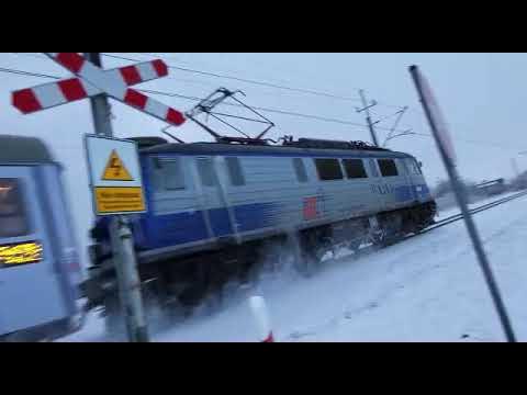 Pociąg IC Malczewski relacji Kraków Główny-Kołobrzeg z EP07-482 przejazd kolejowy Trzebiele ...