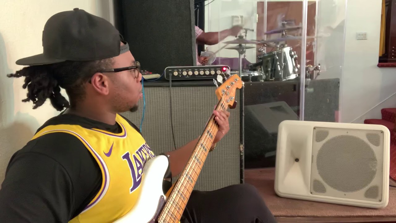 How to play traditional gospel bass. - YouTube