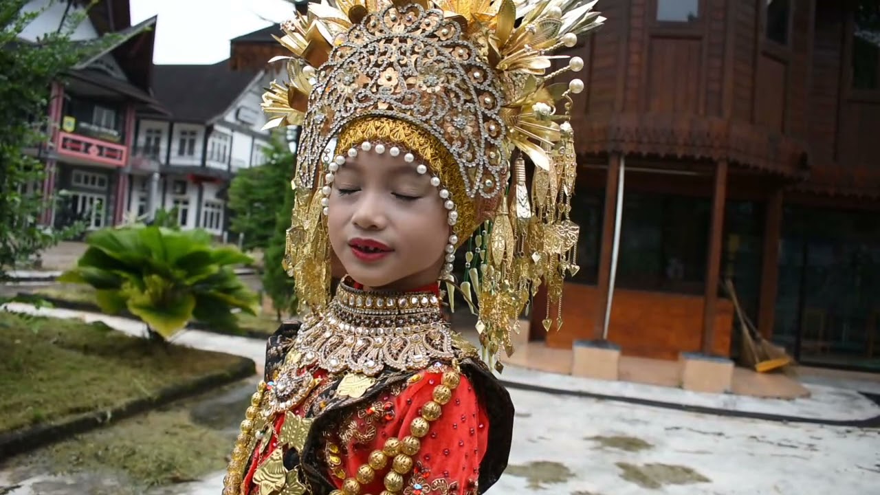 Fashion Show Adat Aceh | Model Cilik | Cut Intan Permatasari - YouTube