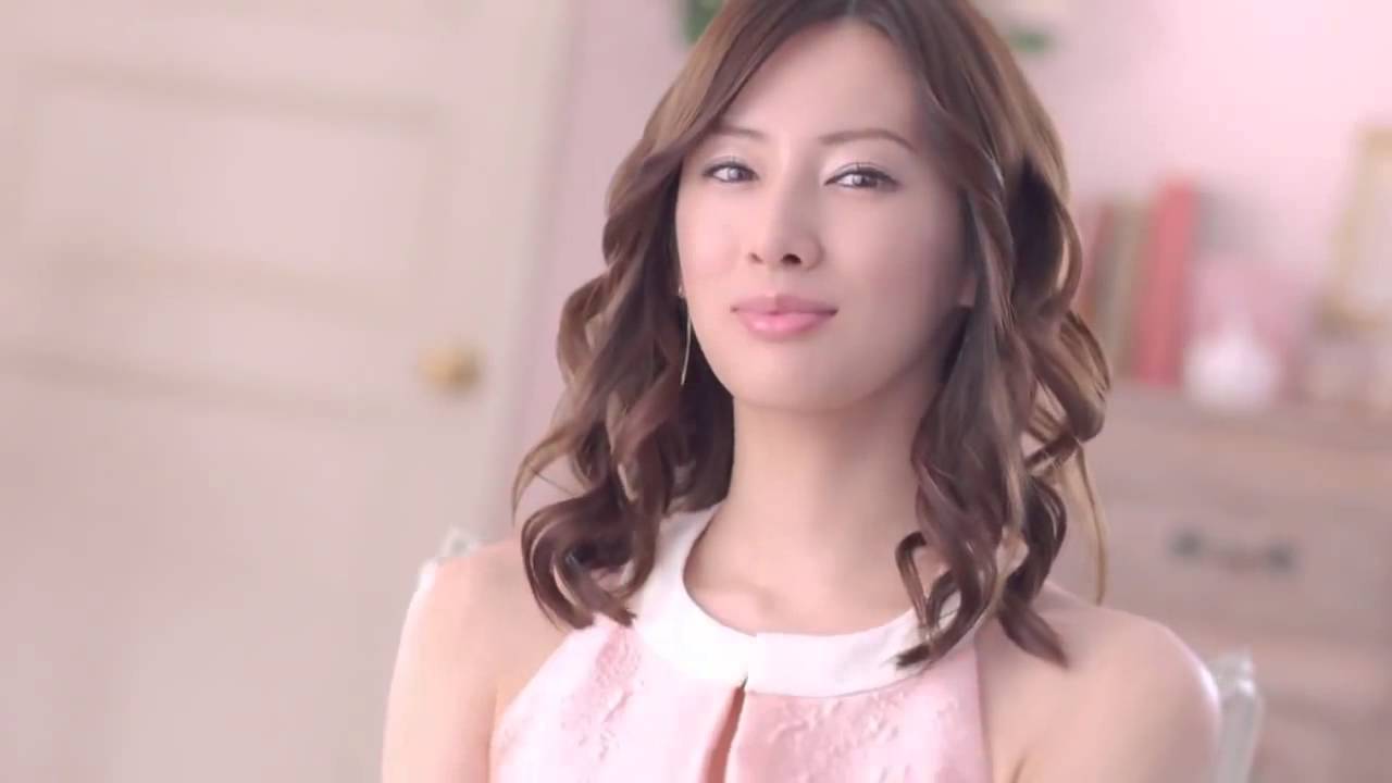 北川景子 カネボウ SALA(サラ) 巻き髪カーラーウォーター CM 雨の日も巻きたて篇「巻きたてふんわりカール」/北川景子 CM bb-navi