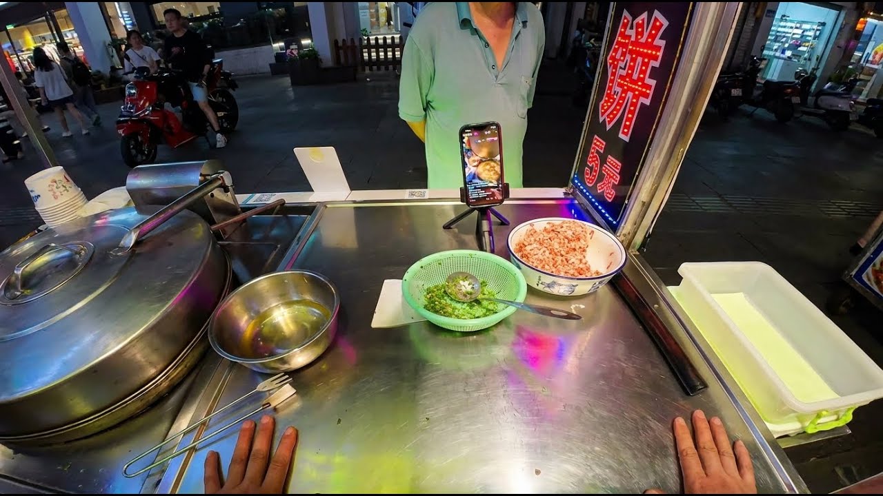 What's This Secret to China's Crispy 肉饼 (Meat Pie)? - YouTube