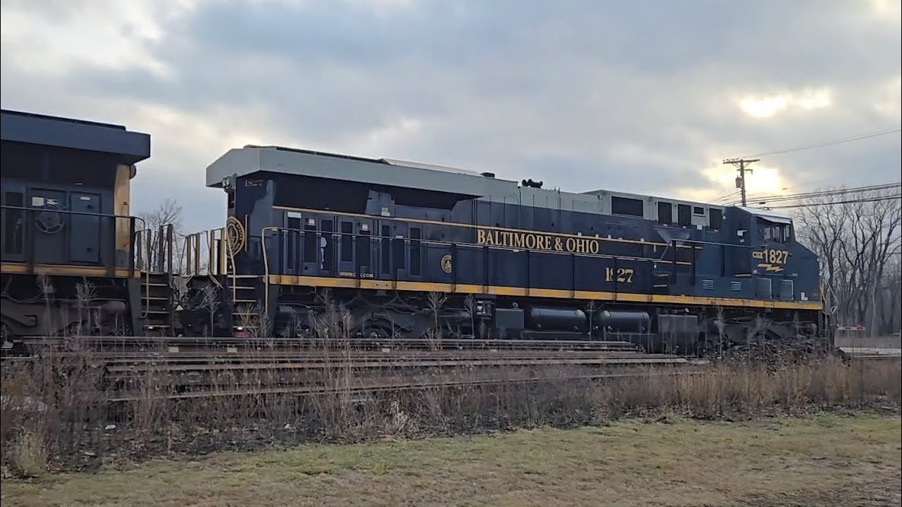 CSX 1827 leading I009 in Madison OH - YouTube